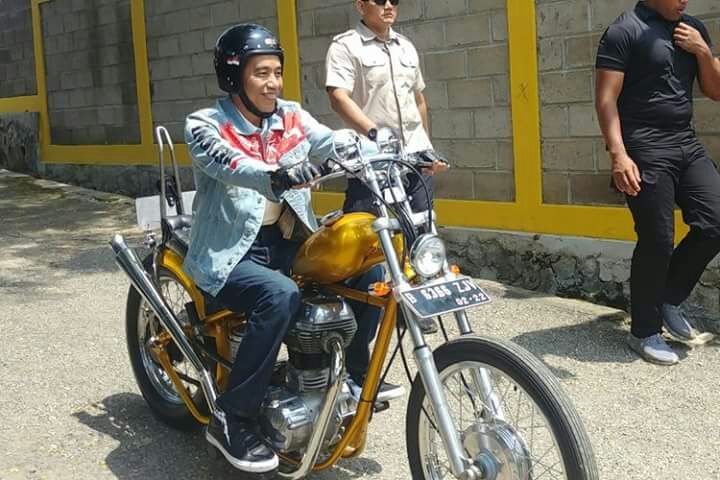 Naik Chopper di Pelabuhan Ratu, Jokowi Tertarik Bikin Balapan Pasir Naik Chopper di Pelabuhan Ratu, Jokowi Tertarik Bikin Balapan Pasir