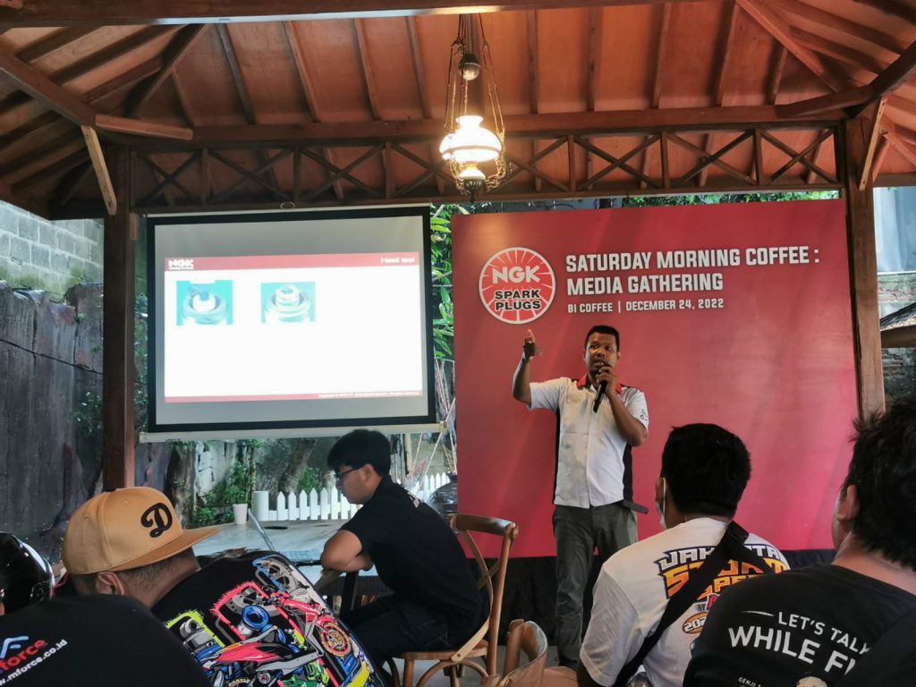 Coaching clinic busi NGK