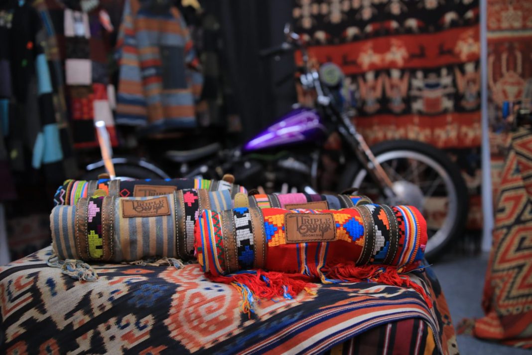 Bahan Tenun di Produk Kolaborasi Triple Topper x Oerip Indonesia