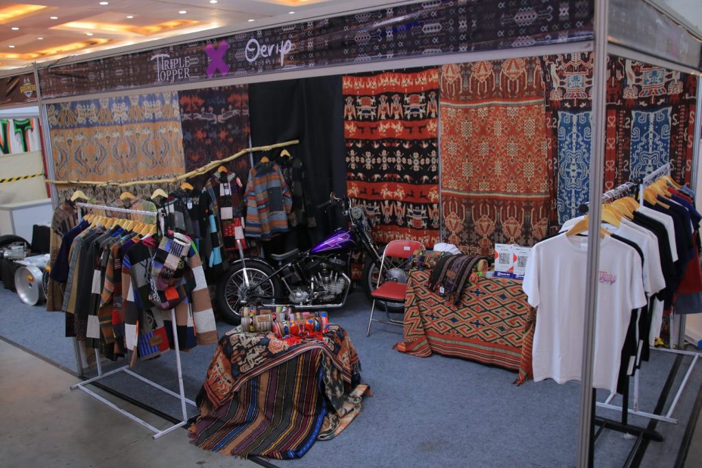 Bahan Tenun di Produk Kolaborasi Triple Topper x Oerip Indonesia