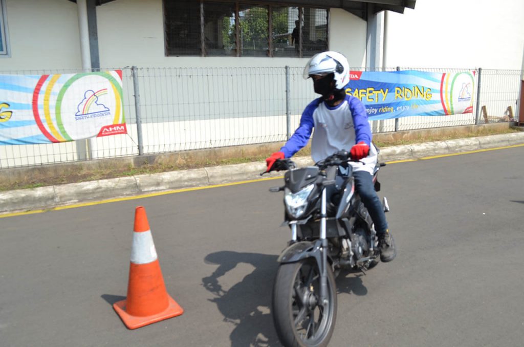 Latihan Safety Riding ada Beberapa Macam, Contohnya Seperti ini...