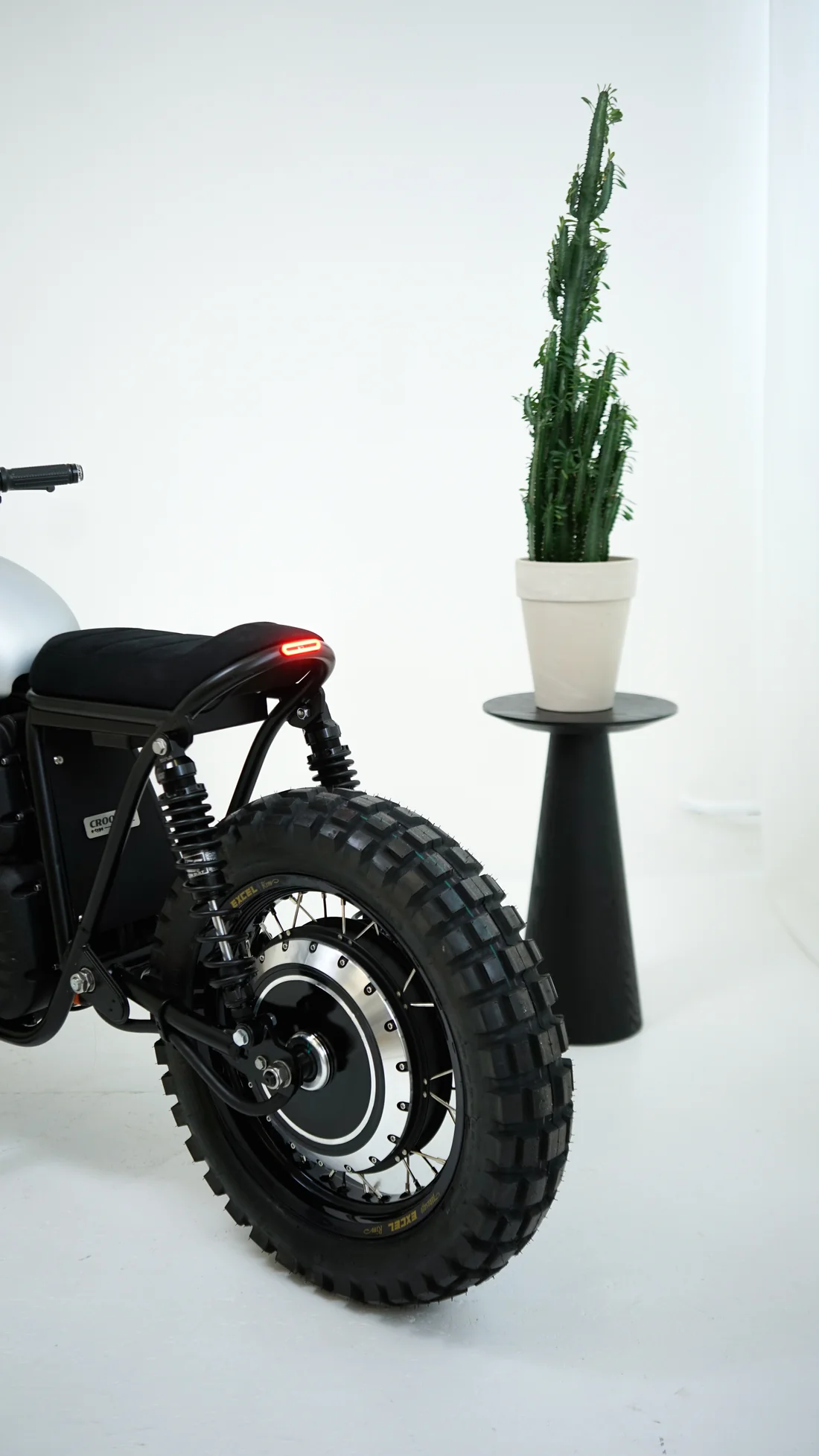 Crooked E-Type 5 - Naik Motor | Jurnal Pengendara Motor